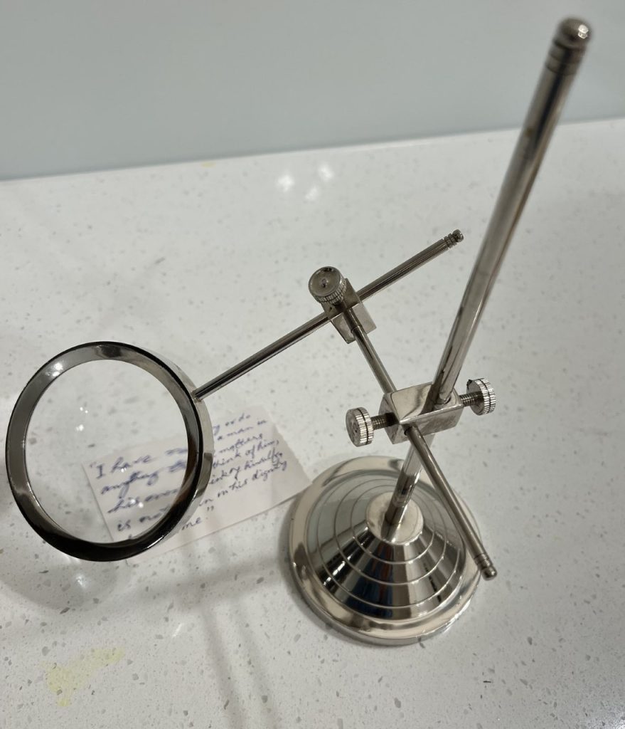 Table Magnifying glass, elegantly silver -finished – MYSTIQA